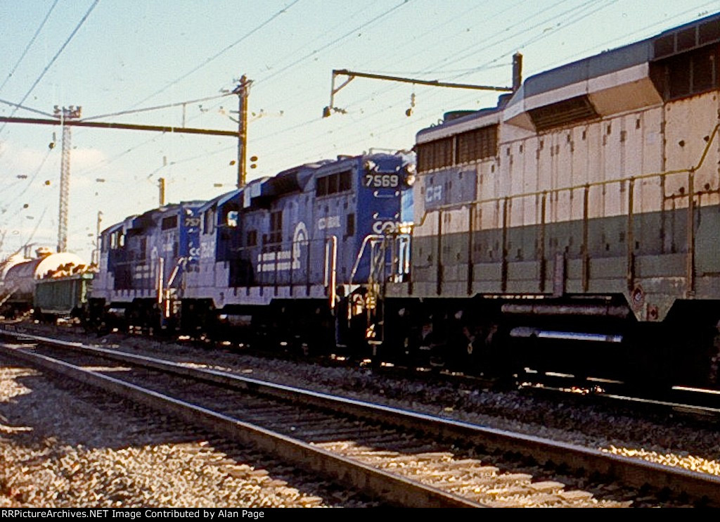 A pair of GP10s pause behind CR GP30 2186